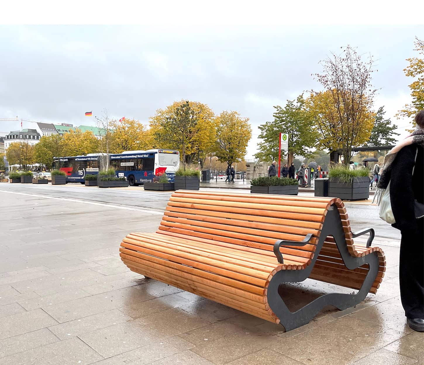 Probesitzen auf der „Jungfernstieg Bank“ · Hahn Hertling von Hantelmann